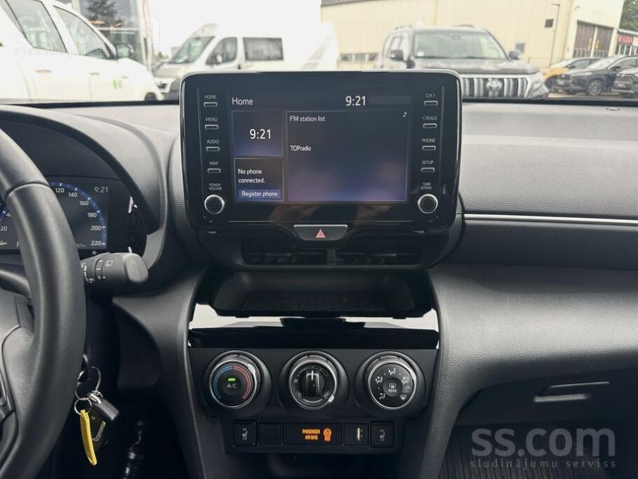 Balts Toyota Yaris 2023 Liepāja, ar dzinēja tilpumu 1.50 L un nobraukumu 15 tūkst. km par 19400 €, foto 15 vietnē AUTOMOTO.COM.LV