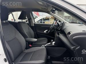 Balts Toyota Yaris 2023 Liepāja, ar dzinēja tilpumu 1.50 L un nobraukumu 15 tūkst. km par 19400 €, foto 16 vietnē AUTOMOTO.COM.LV
