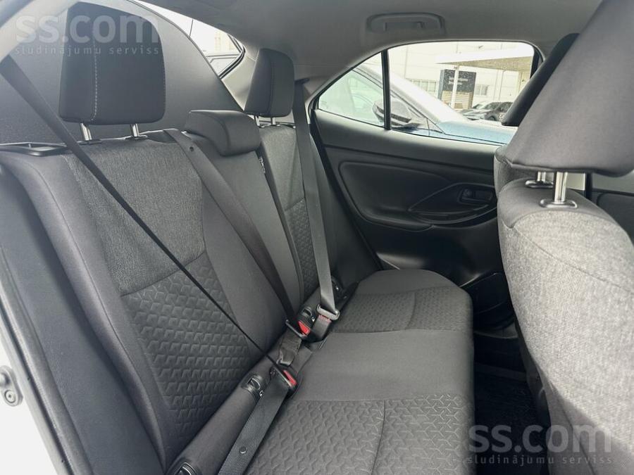 Balts Toyota Yaris 2023 Liepāja, ar dzinēja tilpumu 1.50 L un nobraukumu 15 tūkst. km par 19400 €, foto 17 vietnē AUTOMOTO.COM.LV