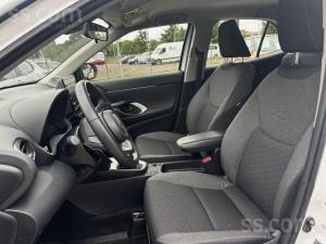 Balts Toyota Yaris 2023 Liepāja, ar dzinēja tilpumu 1.50 L un nobraukumu 15 tūkst. km par 19400 €, foto 18 vietnē AUTOMOTO.COM.LV