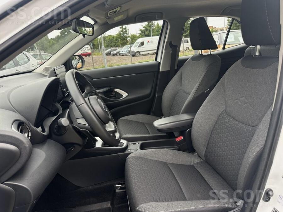 Balts Toyota Yaris 2023 Liepāja, ar dzinēja tilpumu 1.50 L un nobraukumu 15 tūkst. km par 19400 €, foto 18 vietnē AUTOMOTO.COM.LV