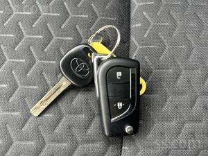 Balts Toyota Yaris 2023 Liepāja, ar dzinēja tilpumu 1.50 L un nobraukumu 15 tūkst. km par 19400 €, foto 20 vietnē AUTOMOTO.COM.LV