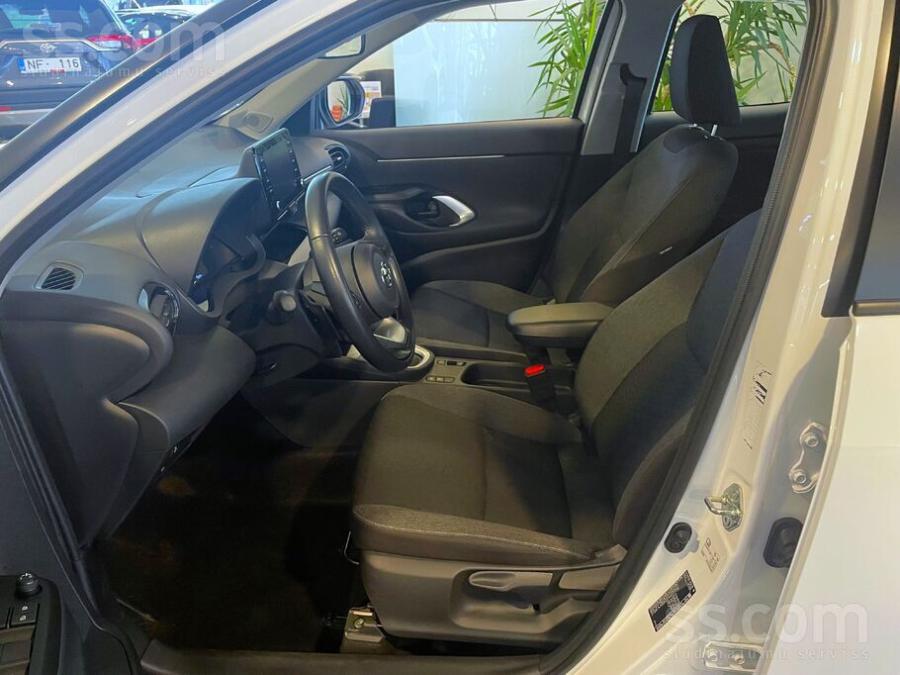 Balts Toyota Yaris 2023 Rīga, ar dzinēja tilpumu 1.50 L un nobraukumu 80 tūkst. km par 15900 €, foto 11 vietnē AUTOMOTO.COM.LV