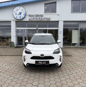 White Toyota Yaris 2023 in Valmiera, with an engine capacity of 1.50 L and mileage of 84 thousand km for 14400 €, photo 3 on AUTOMOTO.COM.LV