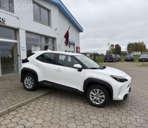 White Toyota Yaris 2023 in Valmiera, with an engine capacity of 1.50 L and mileage of 84 thousand km for 14400 €, photo 5 on AUTOMOTO.COM.LV
