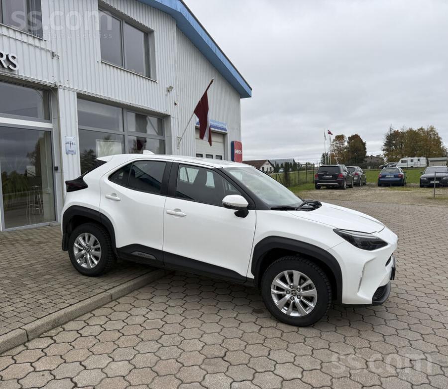 White Toyota Yaris 2023 in Valmiera, with an engine capacity of 1.50 L and mileage of 84 thousand km for 14400 €, photo 5 on AUTOMOTO.COM.LV