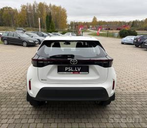 White Toyota Yaris 2023 in Valmiera, with an engine capacity of 1.50 L and mileage of 84 thousand km for 14400 €, photo 6 on AUTOMOTO.COM.LV