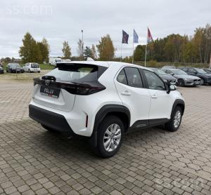 White Toyota Yaris 2023 in Valmiera, with an engine capacity of 1.50 L and mileage of 84 thousand km for 14400 €, photo 8 on AUTOMOTO.COM.LV