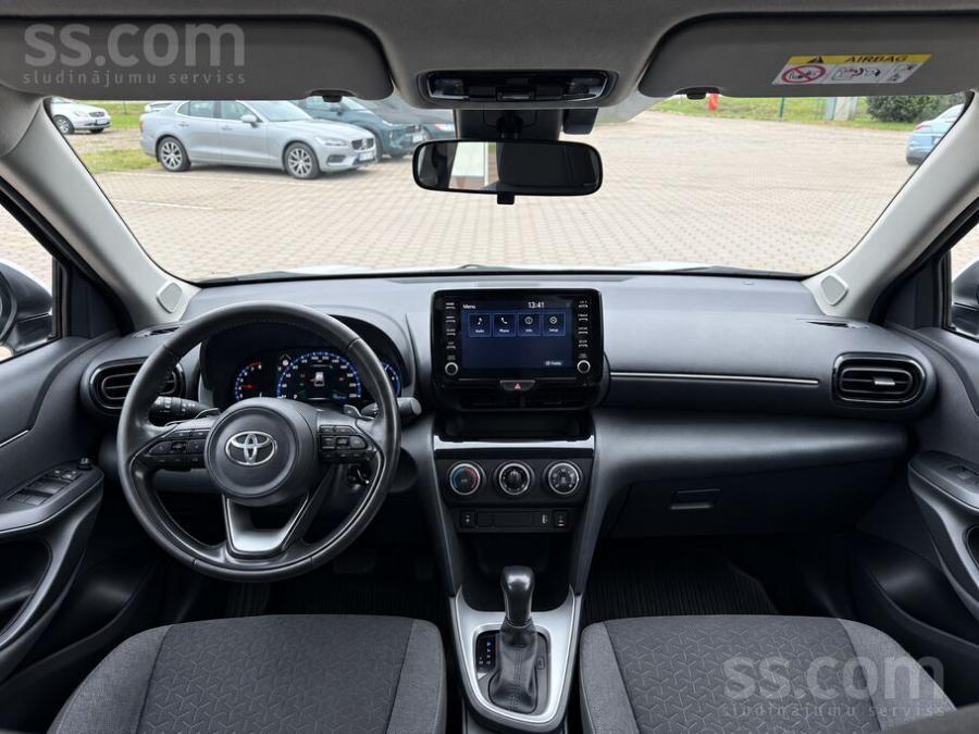 White Toyota Yaris 2023 in Valmiera, with an engine capacity of 1.50 L and mileage of 84 thousand km for 14400 €, photo 9 on AUTOMOTO.COM.LV