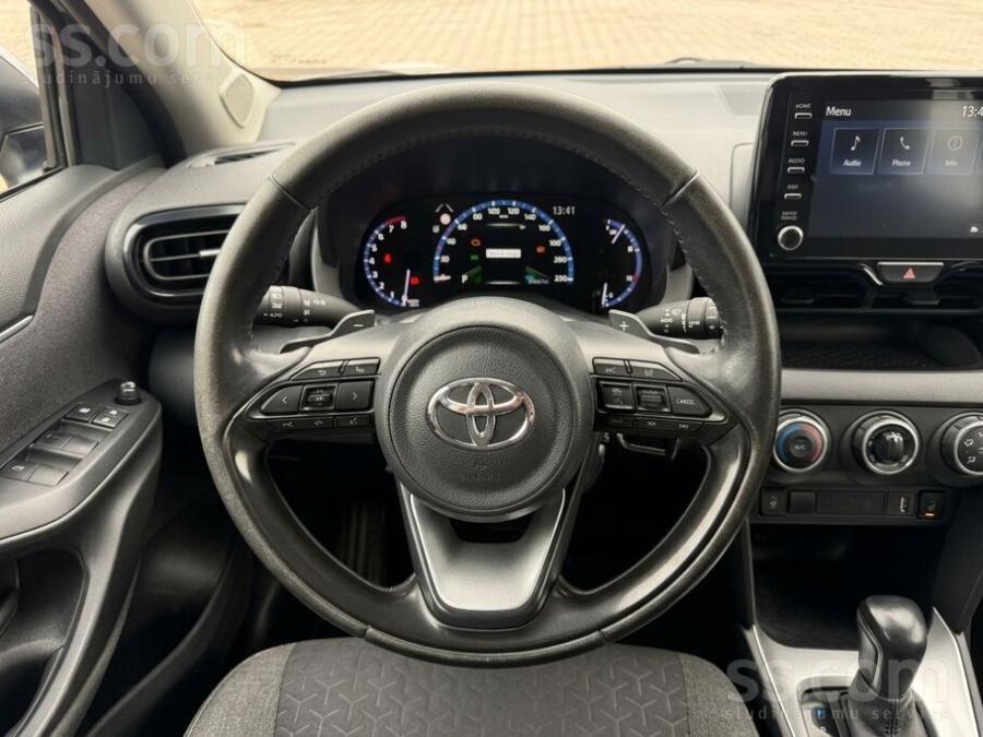 White Toyota Yaris 2023 in Valmiera, with an engine capacity of 1.50 L and mileage of 84 thousand km for 14400 €, photo 10 on AUTOMOTO.COM.LV