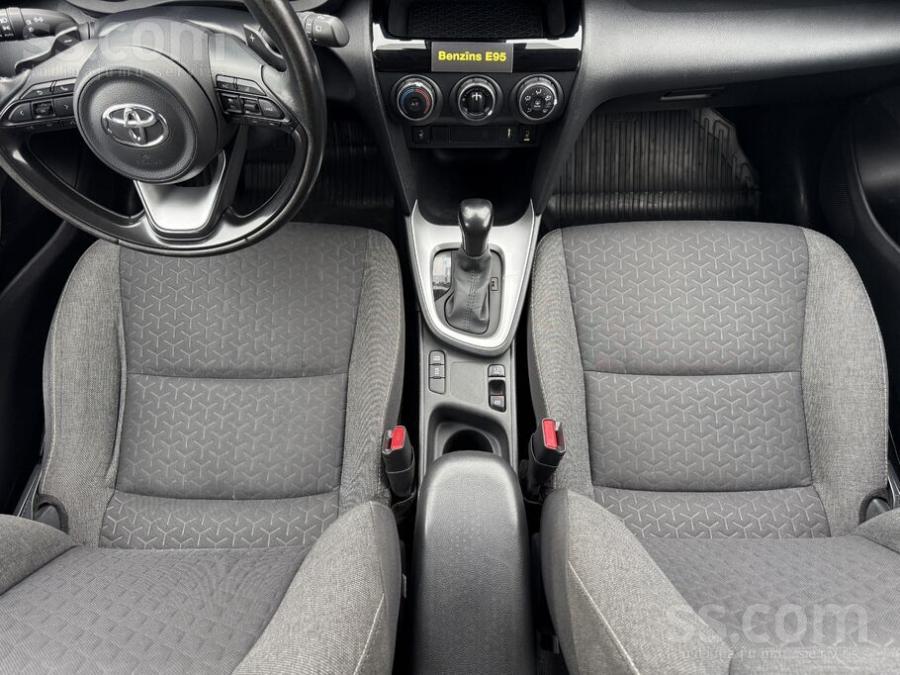 White Toyota Yaris 2023 in Valmiera, with an engine capacity of 1.50 L and mileage of 84 thousand km for 14400 €, photo 12 on AUTOMOTO.COM.LV