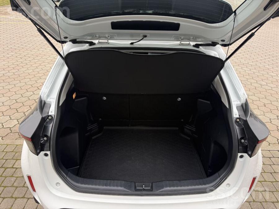 White Toyota Yaris 2023 in Valmiera, with an engine capacity of 1.50 L and mileage of 84 thousand km for 14400 €, photo 15 on AUTOMOTO.COM.LV