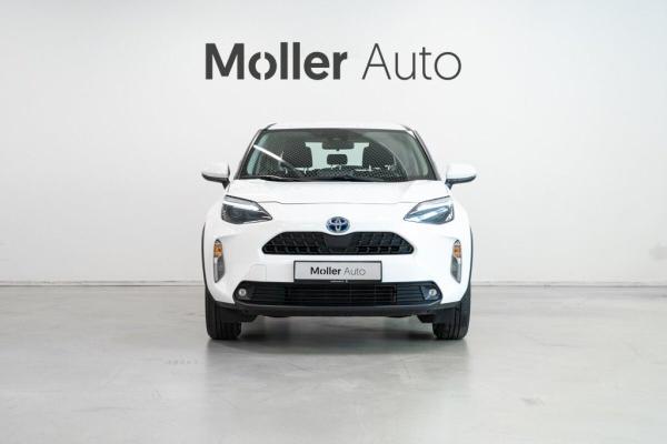 White Toyota Yaris 2024 in Vilnius, with an engine capacity of 1.50 L and mileage of 41 thousand km for 23100 €, photo 5 on AUTOMOTO.COM.LV