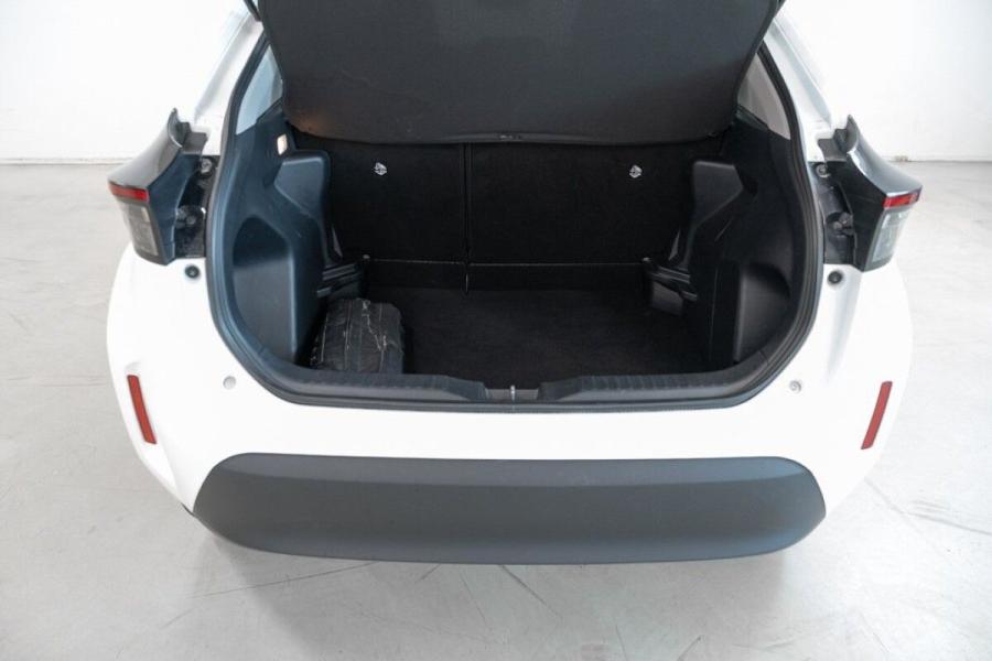 Balts Toyota Yaris 2024 Viļņa, ar dzinēja tilpumu 1.50 L un nobraukumu 41 tūkst. km par 23100 €, foto 19 vietnē AUTOMOTO.COM.LV