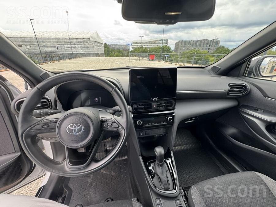 Balts Toyota Yaris 2024 Rīga, ar dzinēja tilpumu 1.50 L un nobraukumu 29 tūkst. km par 23500 €, foto 13 vietnē AUTOMOTO.COM.LV
