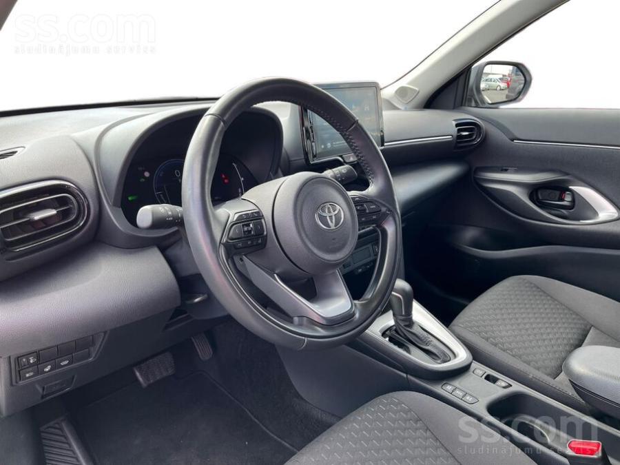 Balts Toyota Yaris 2025 Rīga, ar dzinēja tilpumu 1.50 L un nobraukumu 14 tūkst. km par 23990 €, foto 12 vietnē AUTOMOTO.COM.LV