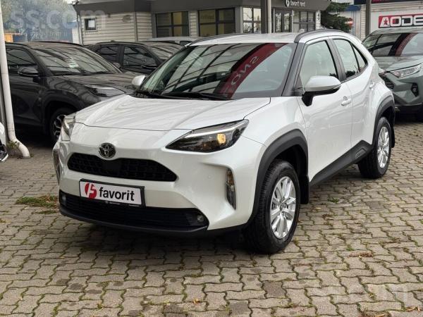 White Toyota Yaris 2026 in Riga, with an engine capacity of 1.50 L and mileage of 1 thousand km for 26450 €, photo 3 on AUTOMOTO.COM.LV