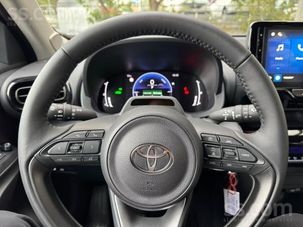 White Toyota Yaris 2026 in Riga, with an engine capacity of 1.50 L and mileage of 1 thousand km for 26450 €, photo 9 on AUTOMOTO.COM.LV