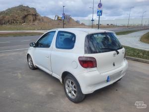 Balts Toyota Yaris 2001 Viļņa, ar dzinēja tilpumu 1.30 L un nobraukumu 235 tūkst. km par 580 €, foto 4 vietnē AUTOMOTO.COM.LV