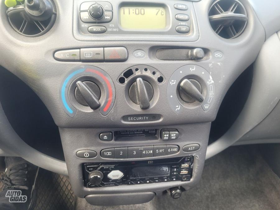 Balts Toyota Yaris 2001 Viļņa, ar dzinēja tilpumu 1.30 L un nobraukumu 235 tūkst. km par 580 €, foto 9 vietnē AUTOMOTO.COM.LV