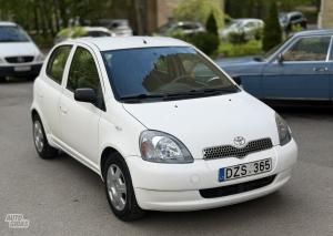White Toyota Yaris 2001 in Vilnius, with an engine capacity of 1.30 L and mileage of 352 thousand km for 1250 €, photo  on AUTOMOTO.COM.LV