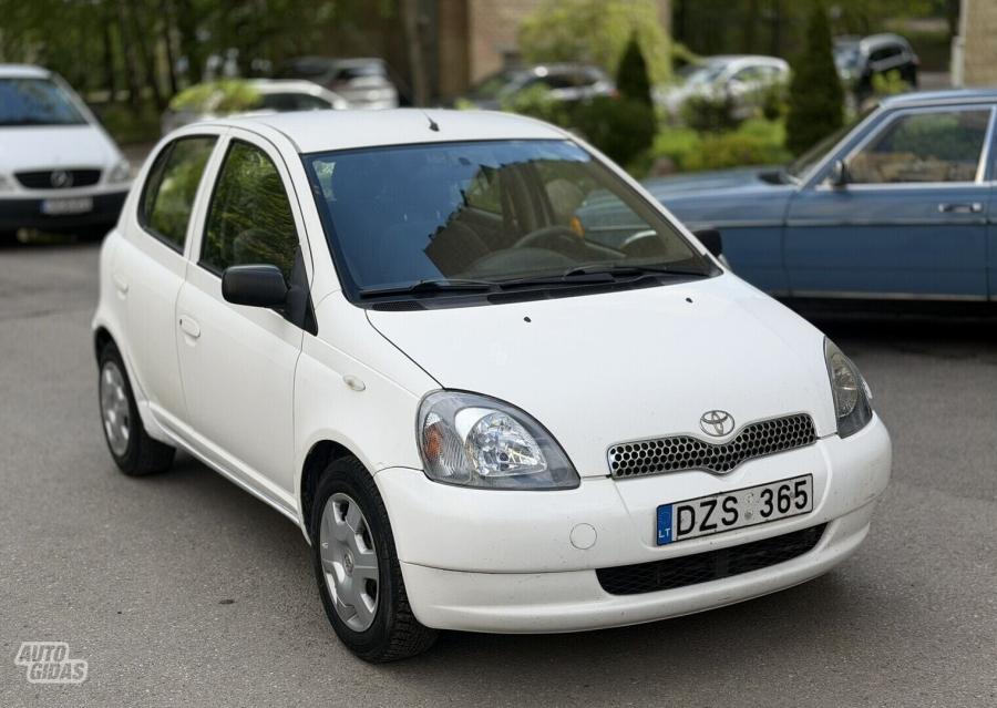 White Toyota Yaris 2001 in Vilnius, with an engine capacity of 1.30 L and mileage of 352 thousand km for 1250 €, photo 1 on AUTOMOTO.COM.LV