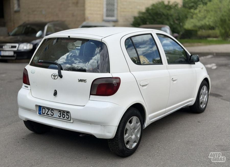 White Toyota Yaris 2001 in Vilnius, with an engine capacity of 1.30 L and mileage of 352 thousand km for 1250 €, photo 4 on AUTOMOTO.COM.LV