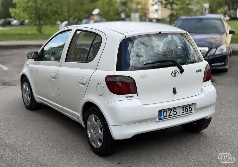 White Toyota Yaris 2001 in Vilnius, with an engine capacity of 1.30 L and mileage of 352 thousand km for 1250 €, photo 5 on AUTOMOTO.COM.LV