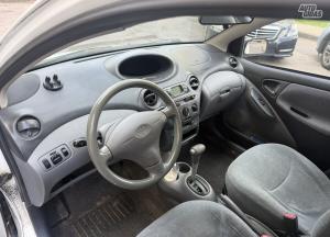 White Toyota Yaris 2001 in Vilnius, with an engine capacity of 1.30 L and mileage of 352 thousand km for 1250 €, photo 8 on AUTOMOTO.COM.LV
