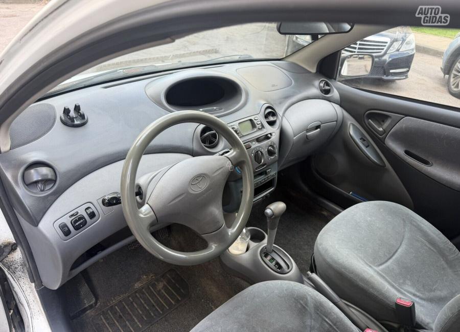White Toyota Yaris 2001 in Vilnius, with an engine capacity of 1.30 L and mileage of 352 thousand km for 1250 €, photo 8 on AUTOMOTO.COM.LV