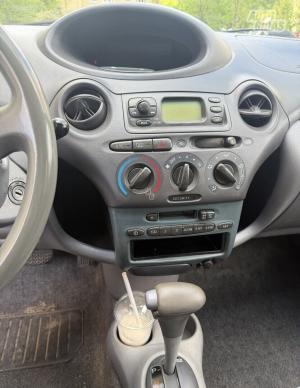 White Toyota Yaris 2001 in Vilnius, with an engine capacity of 1.30 L and mileage of 352 thousand km for 1250 €, photo 9 on AUTOMOTO.COM.LV
