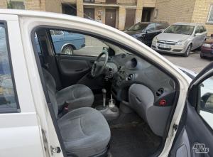 White Toyota Yaris 2001 in Vilnius, with an engine capacity of 1.30 L and mileage of 352 thousand km for 1250 €, photo 10 on AUTOMOTO.COM.LV