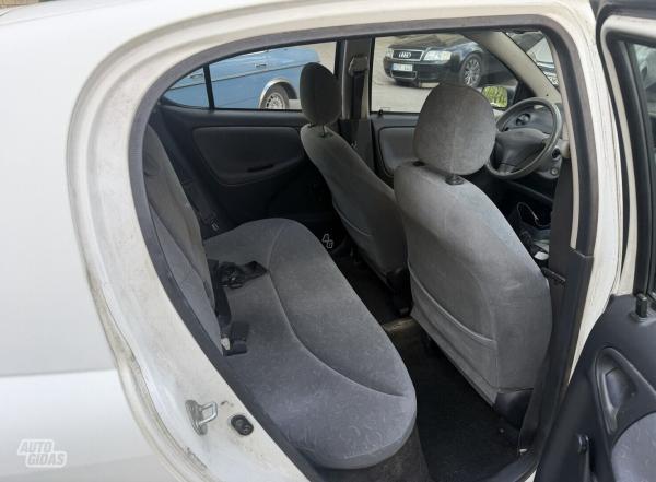 White Toyota Yaris 2001 in Vilnius, with an engine capacity of 1.30 L and mileage of 352 thousand km for 1250 €, photo 10 on AUTOMOTO.COM.LV