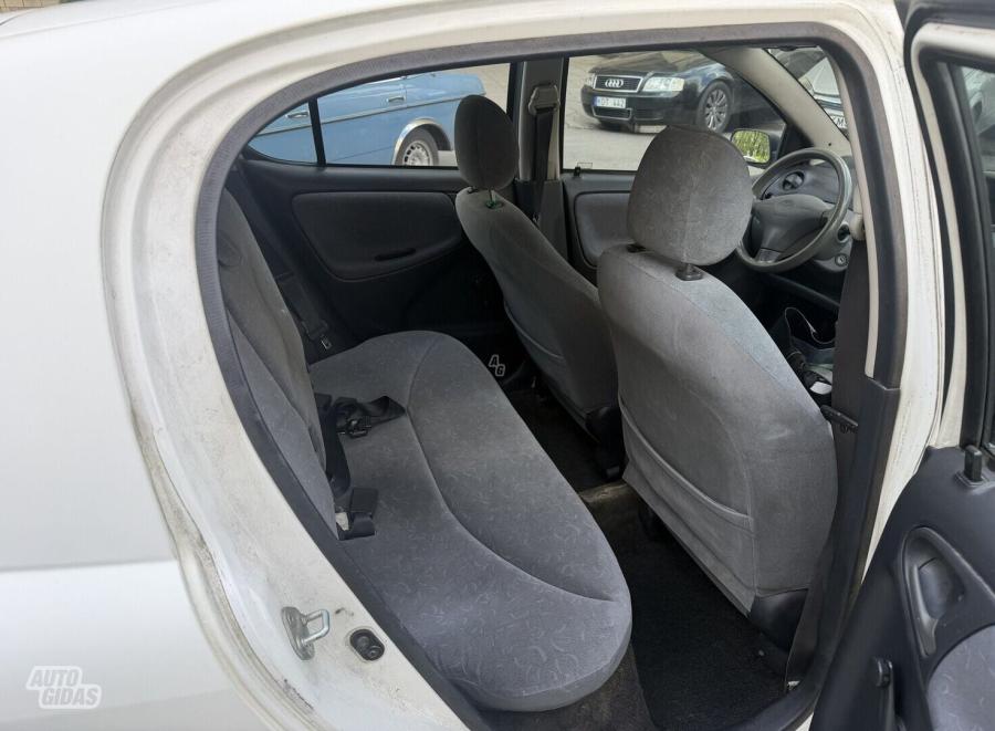 White Toyota Yaris 2001 in Vilnius, with an engine capacity of 1.30 L and mileage of 352 thousand km for 1250 €, photo 11 on AUTOMOTO.COM.LV