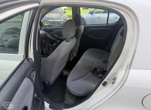 White Toyota Yaris 2001 in Vilnius, with an engine capacity of 1.30 L and mileage of 352 thousand km for 1250 €, photo 12 on AUTOMOTO.COM.LV