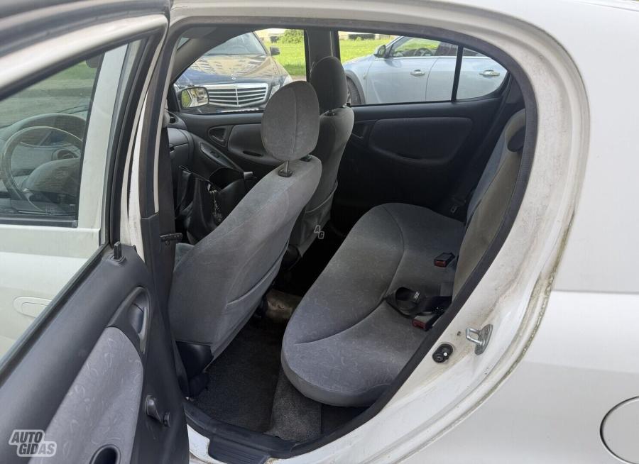 White Toyota Yaris 2001 in Vilnius, with an engine capacity of 1.30 L and mileage of 352 thousand km for 1250 €, photo 12 on AUTOMOTO.COM.LV