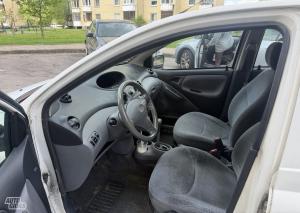 White Toyota Yaris 2001 in Vilnius, with an engine capacity of 1.30 L and mileage of 352 thousand km for 1250 €, photo 13 on AUTOMOTO.COM.LV