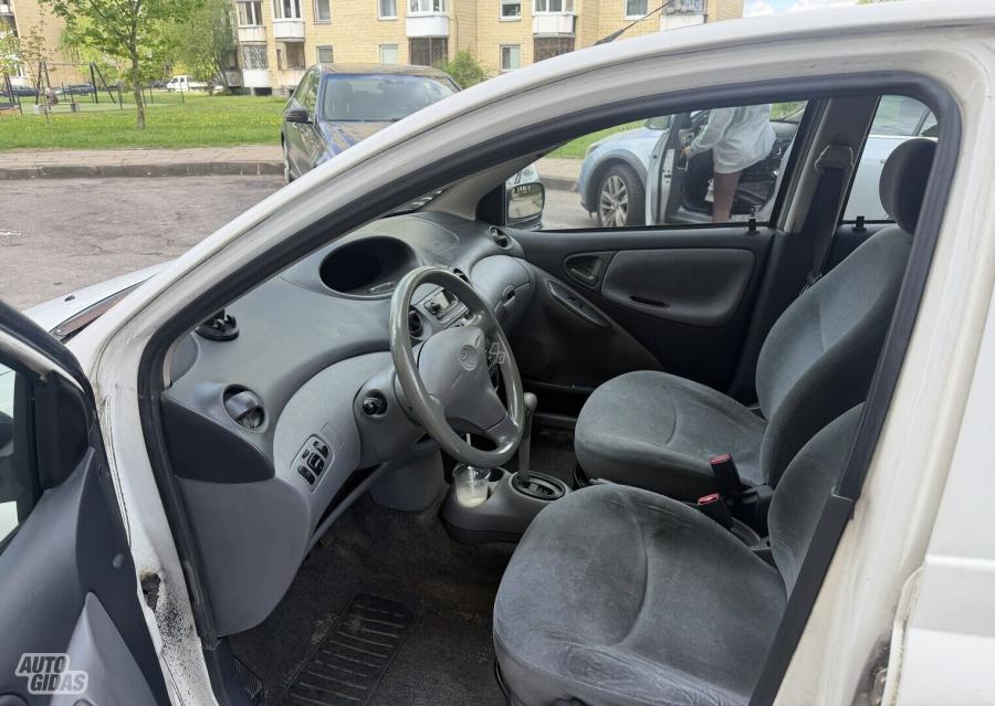 White Toyota Yaris 2001 in Vilnius, with an engine capacity of 1.30 L and mileage of 352 thousand km for 1250 €, photo 13 on AUTOMOTO.COM.LV
