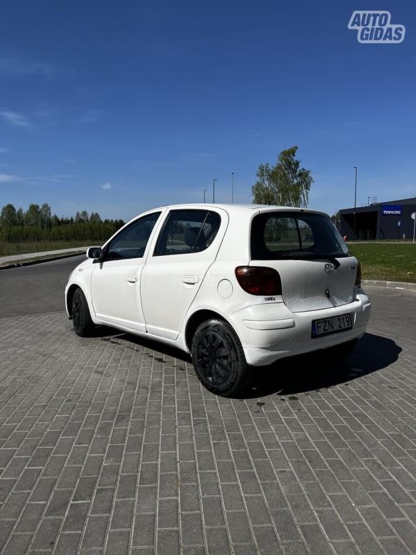 Balts Toyota Yaris 2004 Viļņa, ar dzinēja tilpumu 1.40 L un nobraukumu 172 tūkst. km par 950 €, foto 3 vietnē AUTOMOTO.COM.LV