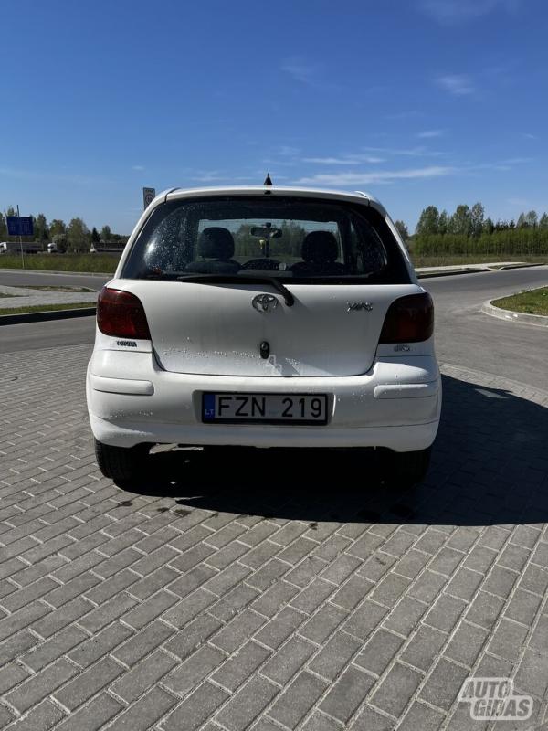 Balts Toyota Yaris 2004 Viļņa, ar dzinēja tilpumu 1.40 L un nobraukumu 172 tūkst. km par 950 €, foto 5 vietnē AUTOMOTO.COM.LV