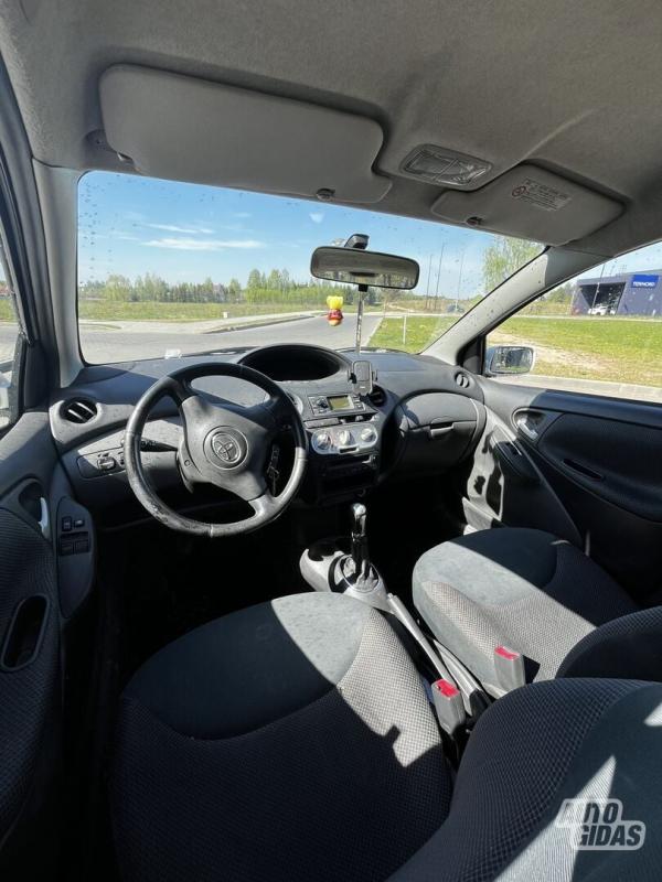 Balts Toyota Yaris 2004 Viļņa, ar dzinēja tilpumu 1.40 L un nobraukumu 172 tūkst. km par 950 €, foto 8 vietnē AUTOMOTO.COM.LV