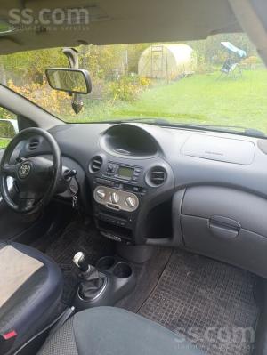 White Toyota Yaris 2004 in Riga, with an engine capacity of 1.40 L and mileage of 488 thousand km for 950 €, photo 5 on AUTOMOTO.COM.LV