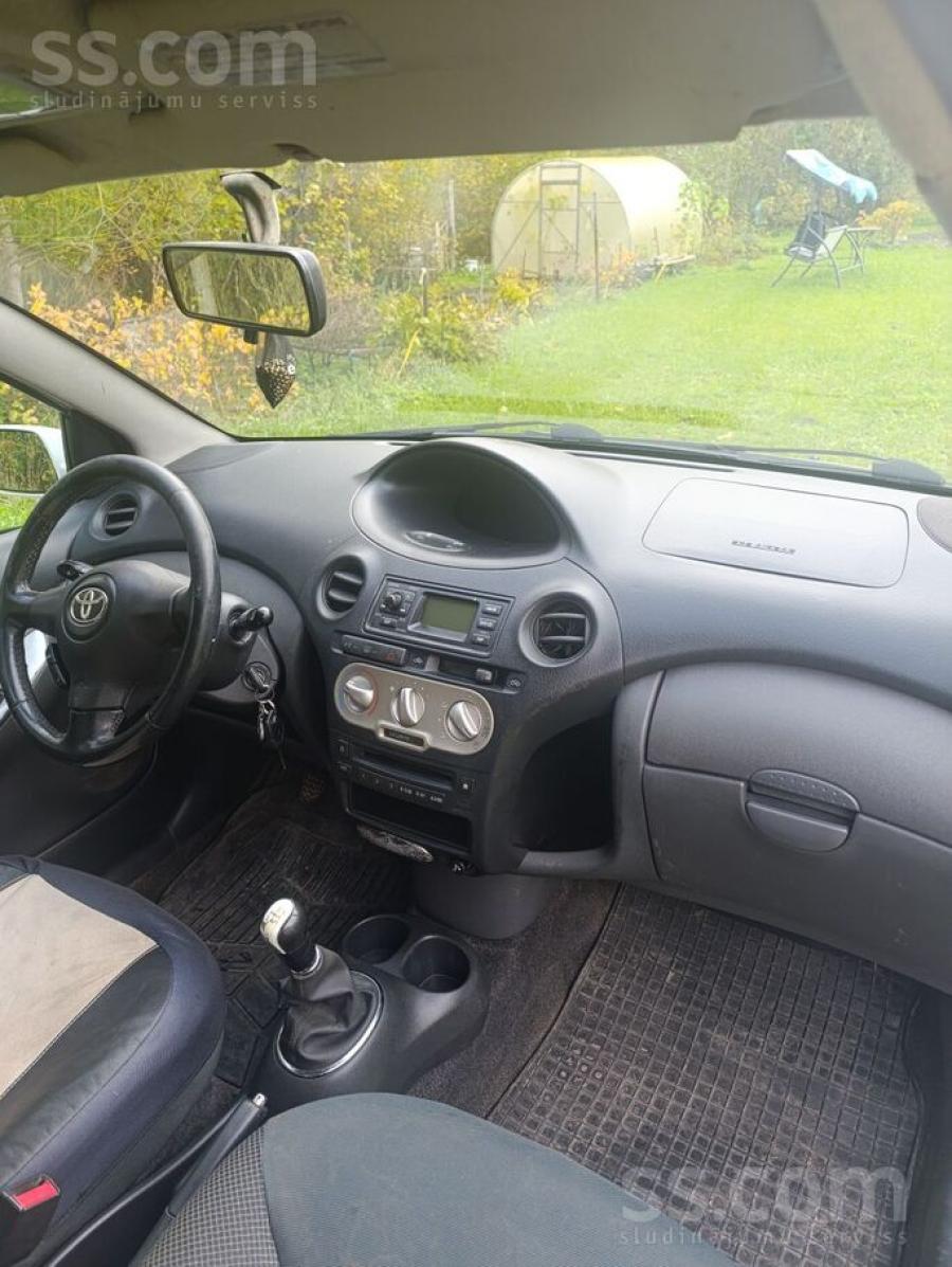 White Toyota Yaris 2004 in Riga, with an engine capacity of 1.40 L and mileage of 488 thousand km for 950 €, photo 5 on AUTOMOTO.COM.LV