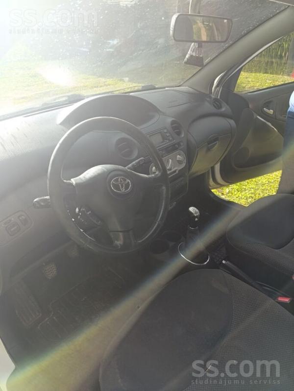 Balts Toyota Yaris 2004 Rīga, ar dzinēja tilpumu 1.40 L un nobraukumu 488 tūkst. km par 950 €, foto 5 vietnē AUTOMOTO.COM.LV
