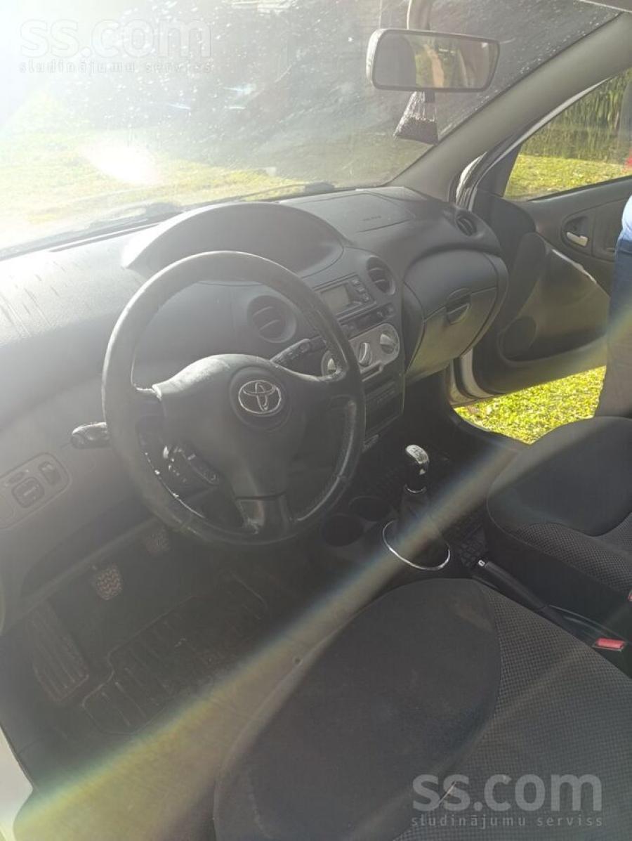 White Toyota Yaris 2004 in Riga, with an engine capacity of 1.40 L and mileage of 488 thousand km for 950 €, photo 6 on AUTOMOTO.COM.LV