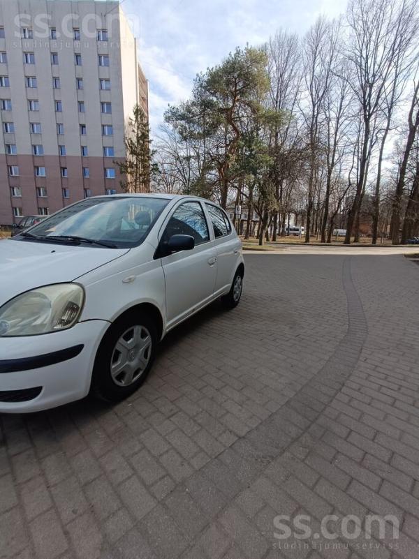 Balts Toyota Yaris 2005 Rīga, ar dzinēja tilpumu 1.40 L un nobraukumu 400 tūkst. km par 930 €, foto 1 vietnē AUTOMOTO.COM.LV