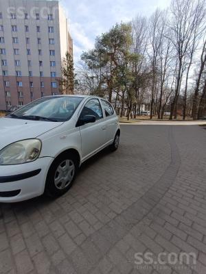 Balts Toyota Yaris 2005 Rīga, ar dzinēja tilpumu 1.40 L un nobraukumu 400 tūkst. km par 930 €, foto  vietnē AUTOMOTO.COM.LV