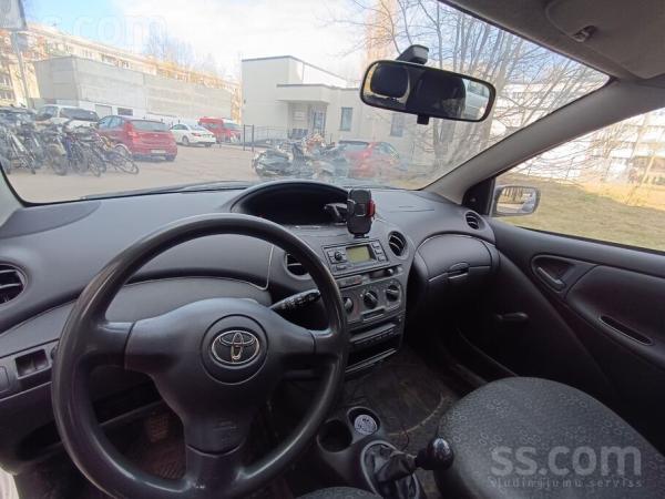 Balts Toyota Yaris 2005 Rīga, ar dzinēja tilpumu 1.40 L un nobraukumu 400 tūkst. km par 930 €, foto 5 vietnē AUTOMOTO.COM.LV