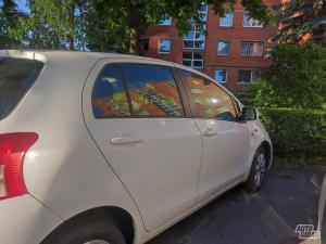 Balts Toyota Yaris 2007 Kauņa, ar dzinēja tilpumu 1.40 L un nobraukumu 325 tūkst. km par 700 €, foto 3 vietnē AUTOMOTO.COM.LV