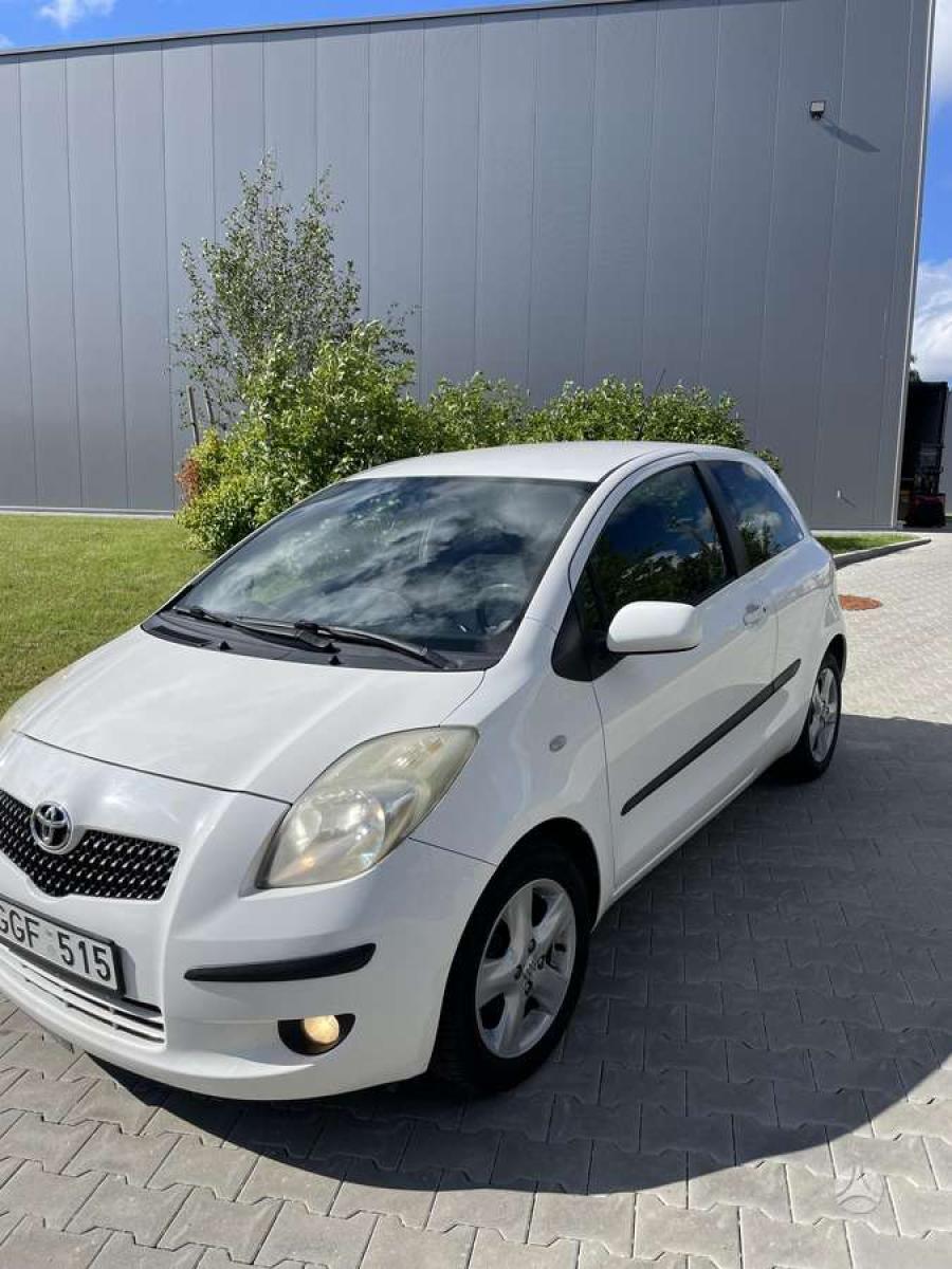 White Toyota Yaris 2007 in Vilnius, with an engine capacity of 1.30 L and mileage of 208 thousand km for 3200 €, photo 1 on AUTOMOTO.COM.LV